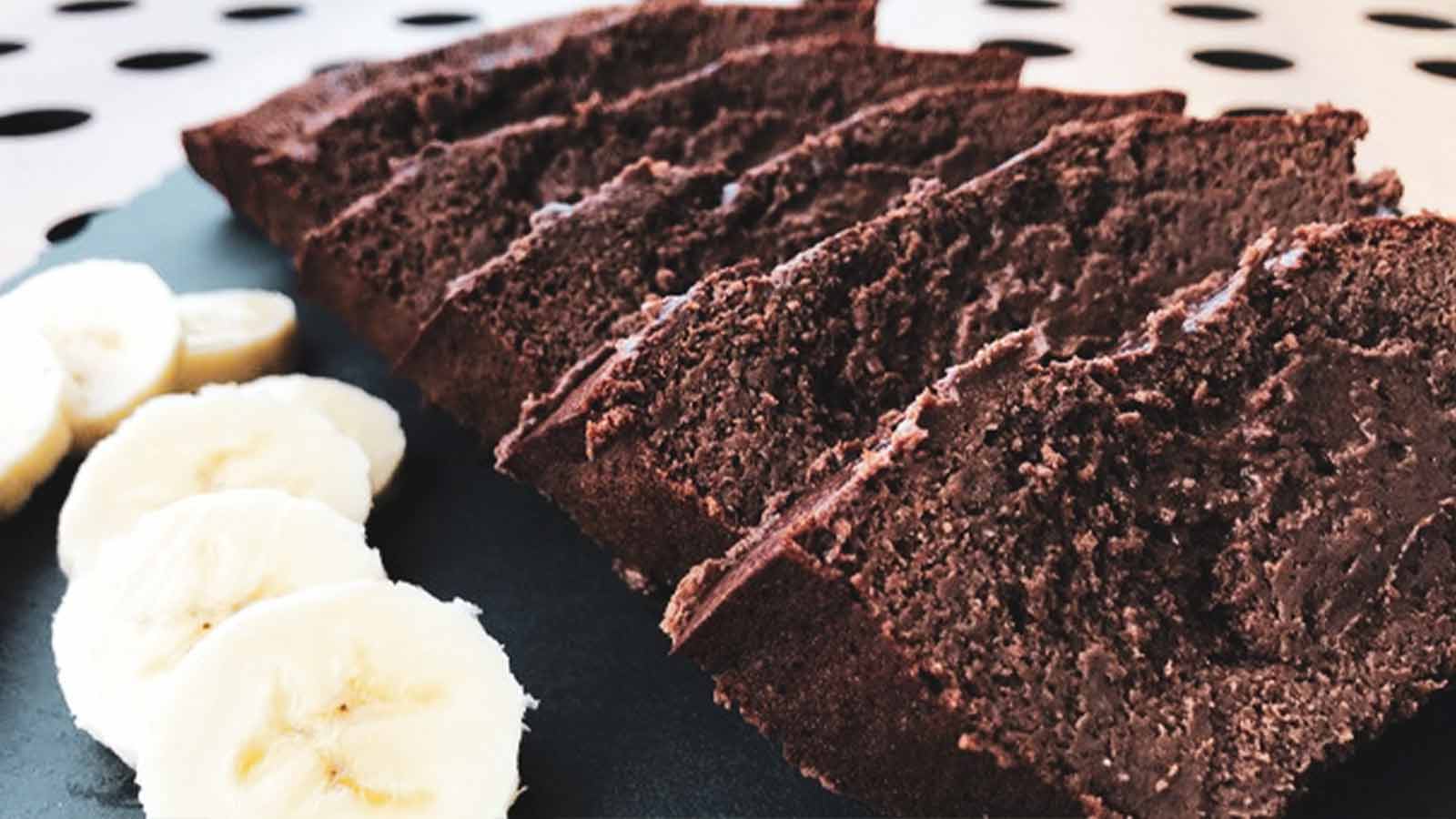 Recette gourmande et protéinée du cake fondant banane chocolat d'Amira